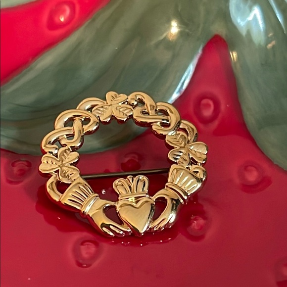 Soldor | Jewelry | Vintage Soldor Gold Claddagh Brooch | Poshmark